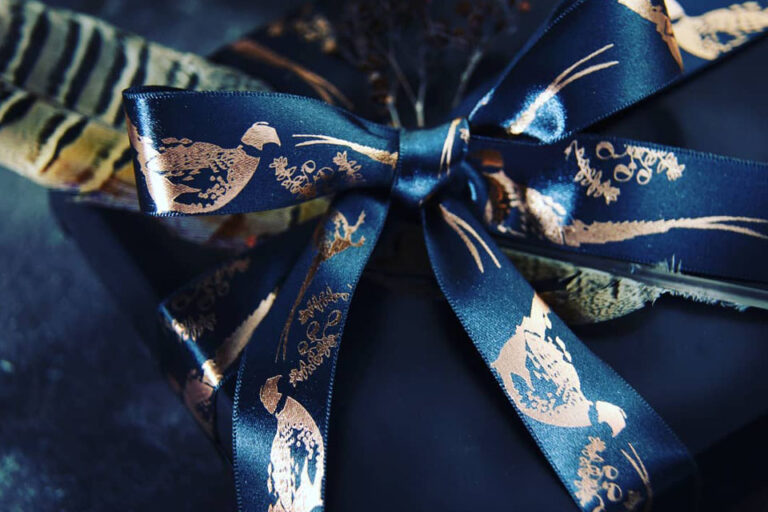 How to Tie Ribbon Around a Gift Box: A Guide to Perfect Bow